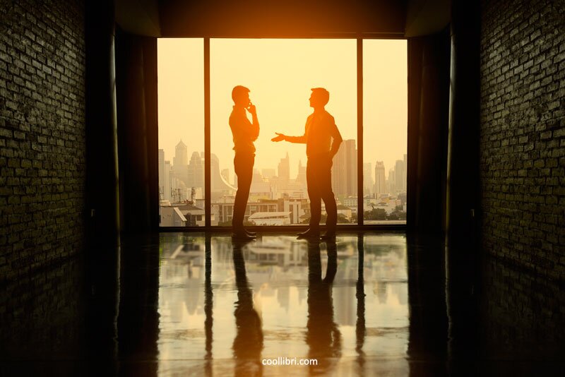 Ecrire un dialogue de roman, ce n'est pas faire de la décoration